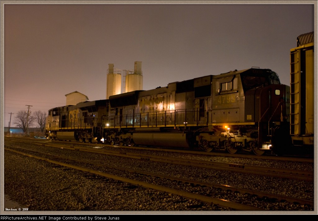 CSX 5242,4793 Q282 stopped on the main at Memphis Junction